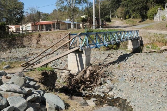 Un puente destruido, un monumento olvidado y un CAPS casi sin personal ...