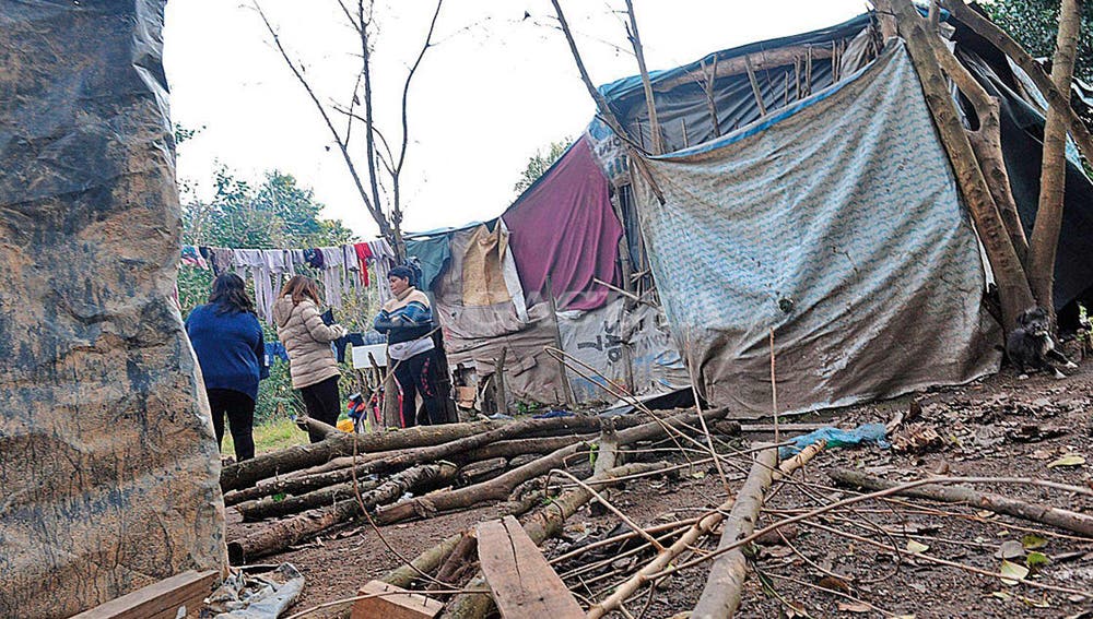 El caso de la familia hacinada en una choza generó cruces entre ...