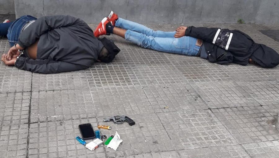 Tras una extensa persecución, atrapan a dos jóvenes delincuentes ... Tras una extensa persecución, atrapan a dos jóvenes delincuentes ...