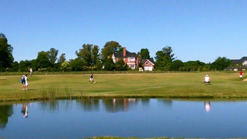 Encontraron un cuerpo flotando en una laguna de un campo de golf de ...