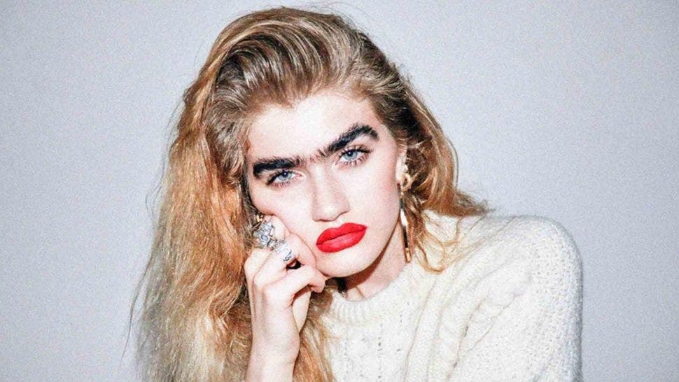 El duro momento de la modelo “uniceja”: amenazada de muerte | Contexto ...