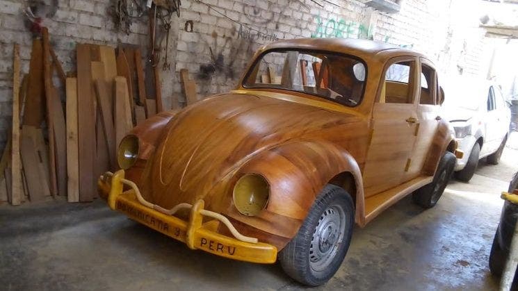 Viajará desde Perú hasta Nueva York en su auto de madera | Contexto Tucuman