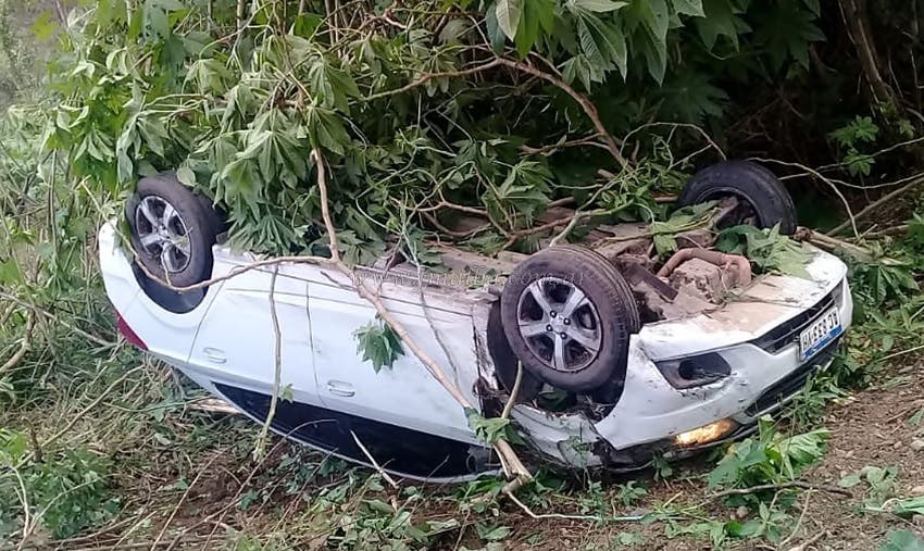 Vieron un auto volcado, abrieron la puerta y descubrieron algo tremendo ...