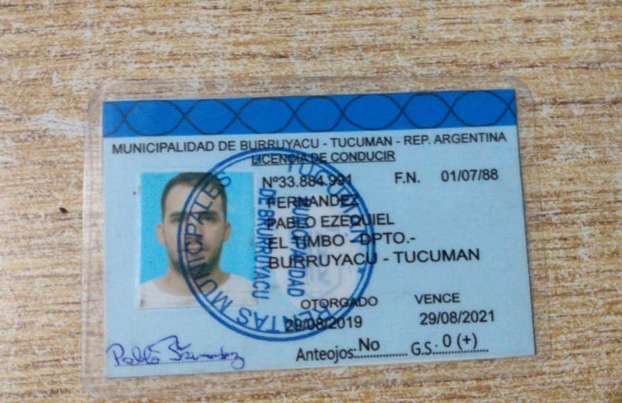 Trató de evadir un control con un carnet falso pero los policías lo reconocieron | Contexto Tucuman