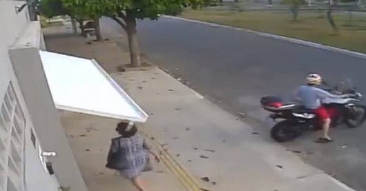 Meme viral: iba caminando y de repente se la "tragó" un portón ...