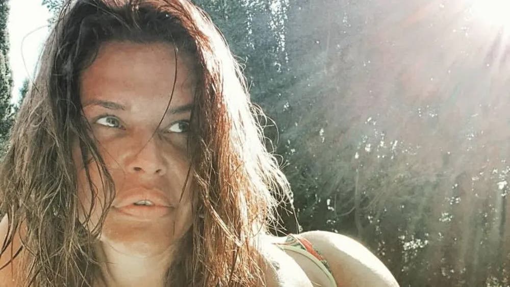 Nazarena Vélez imitó a Frida Kahlo con una bikini floreada | Contexto Tucuman