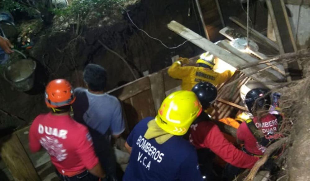 Pasó once horas sepultado en un pozo que colapsó cuando cavaba ...