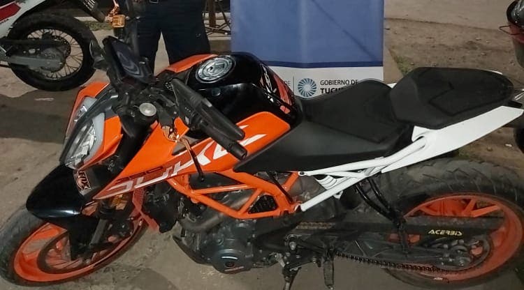 Recuperan una moto robada valuada en $ 700 mil y detienen a dos hombres ... Recuperan una moto robada valuada en $ 700 mil y detienen a dos hombres ...