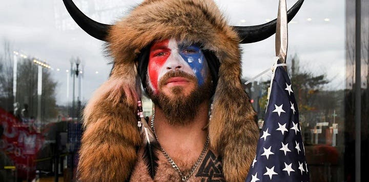 Detuvieron a Jake Angeli, el famoso “hombre con cuernos” | Contexto Tucuman