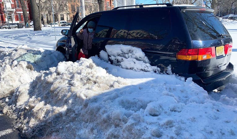 Anciana sobrevivió 4 días en su vehículo tapado por la nieve | Contexto ...