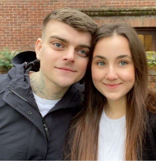 Lo conoció en Tinder, viajó 7 mil kilómetros para verlo y apareció ...