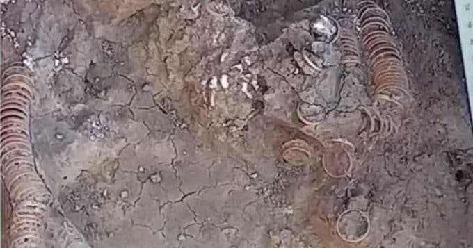 Encontraron 169 anillos de oro en la tumba de una mujer en Rumania ...