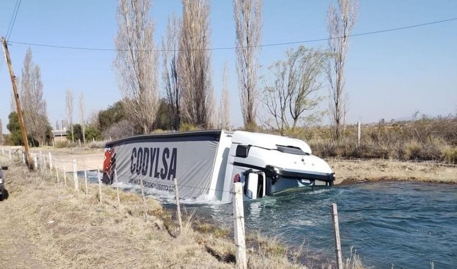Perdió el control del camión, cayó a un canal, quedó atrapado y el agua comenzó a inundar la ...