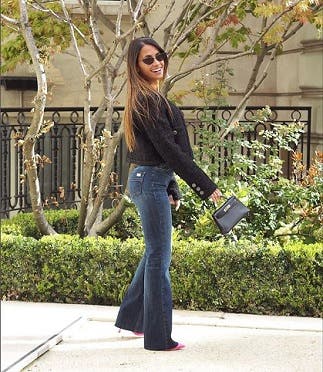 Antonella Roccuzzo combinó su jean de moda con una cartera de la marca ...