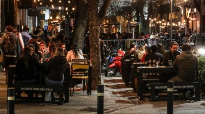 Viral: quiso festejar su cumpleaños en un bar y le exigieron un ...