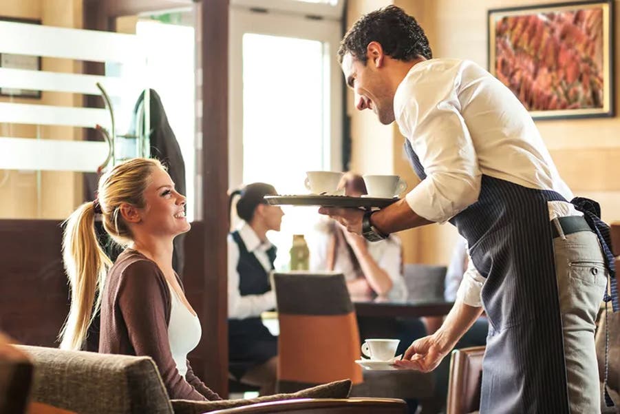 Un mozo mostró lo que unos clientes le dejaron en el plato y la imagen ...