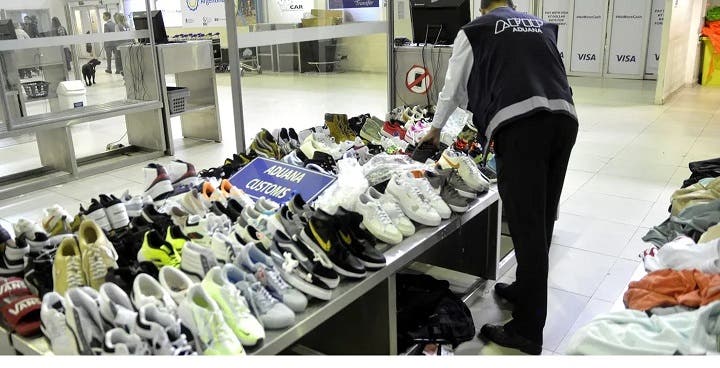 La Aduana y la AFIP revisan los equipajes de pasajeros que viajan al ...