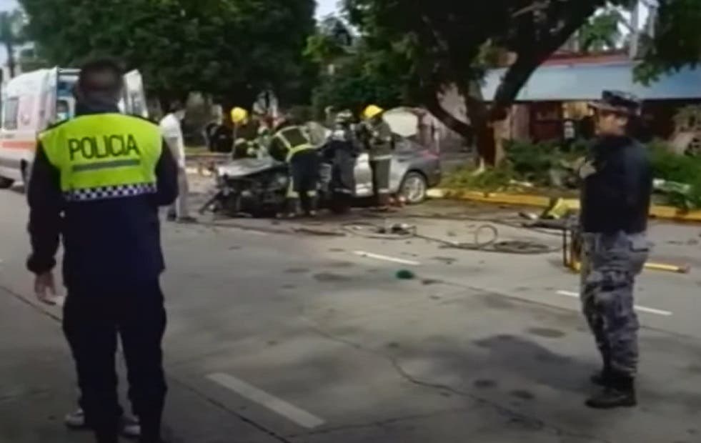 Un joven quedó atrapado en el auto tras chocar contra un árbol (video ...