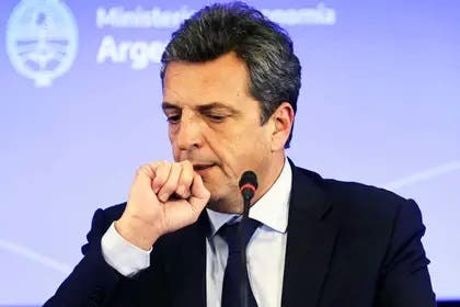 Impotencia de Massa para frenar la crisis: el dólar se dispara a 560 ...