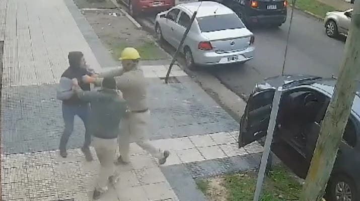 Tres obreros detienen a un ladrón que intentó robar el auto de un compañero | Contexto Tucuman