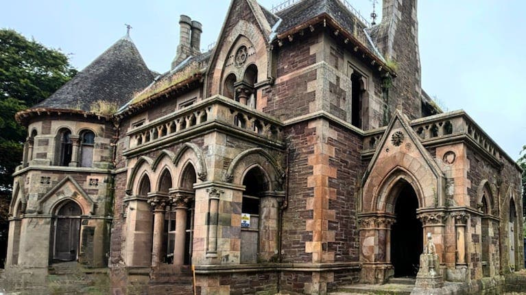 La historia del increíble castillo gótico que fue subastado por un ...