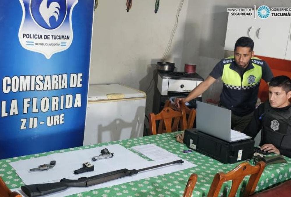 Las armas la carga el diablo: incautan un rifle, un revolver y dos ...