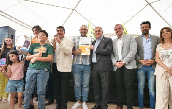 El gobernador entregó viviendas a 33 familias y equipamiento para la ...