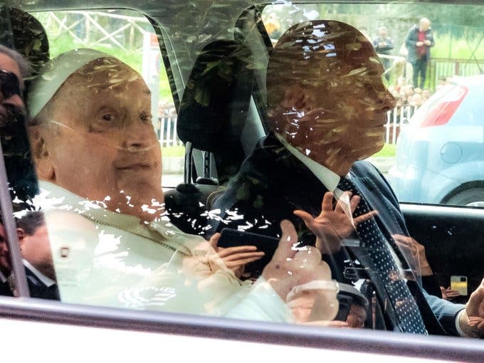 La salud del Papa: el rey Carlos III aplazó su visita al Vaticano ...