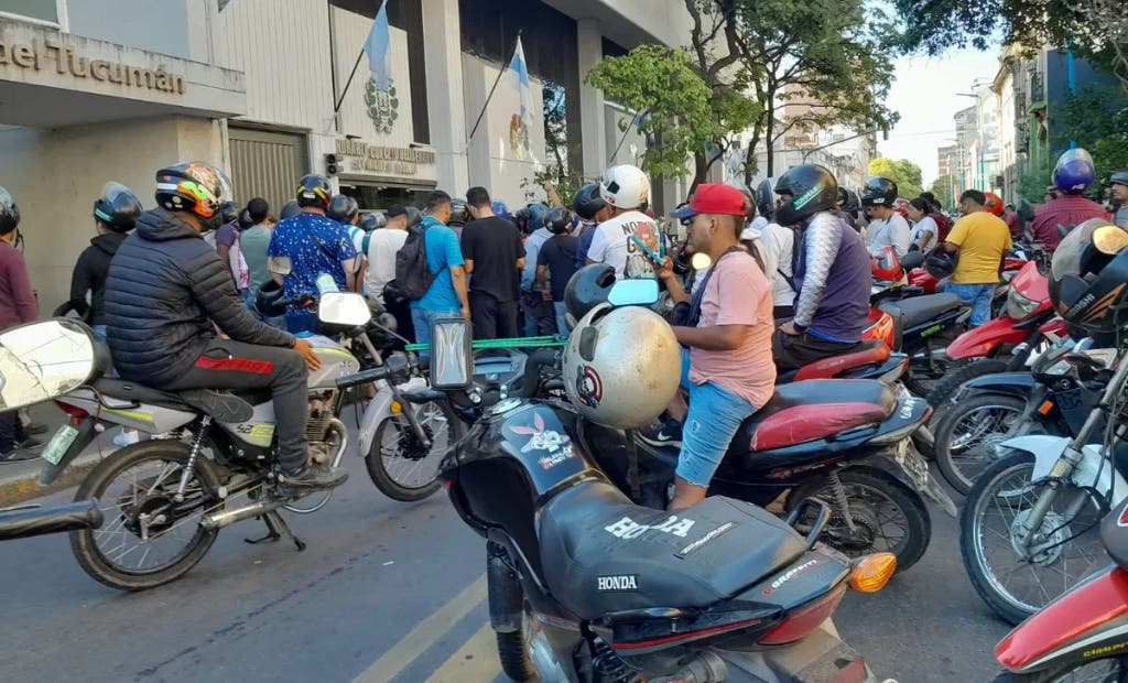 Conductores de Uber Moto se movilizan para pedir que se los incluya en la ordenanza que regulará ...